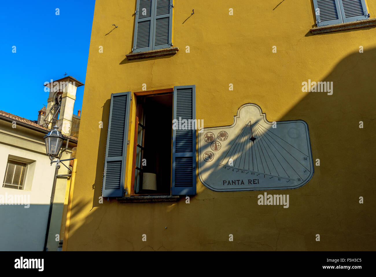 The sundial on the house at Lake Como, Italy Stock Photo - Alamy