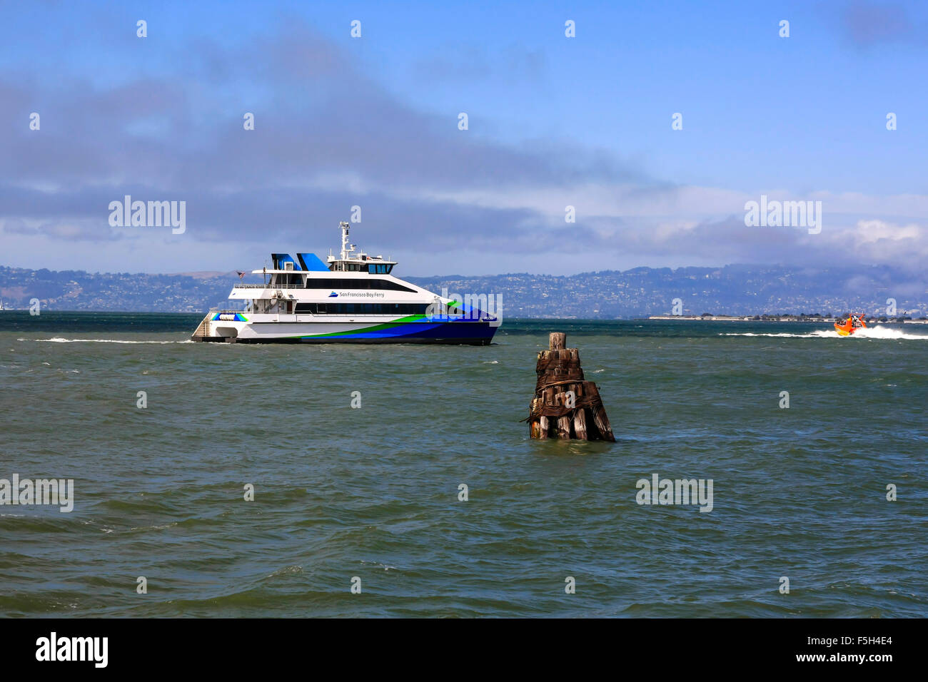 Catamaran ferry sailing into Pier 41 at the Fisherman's Wharf terminal ...