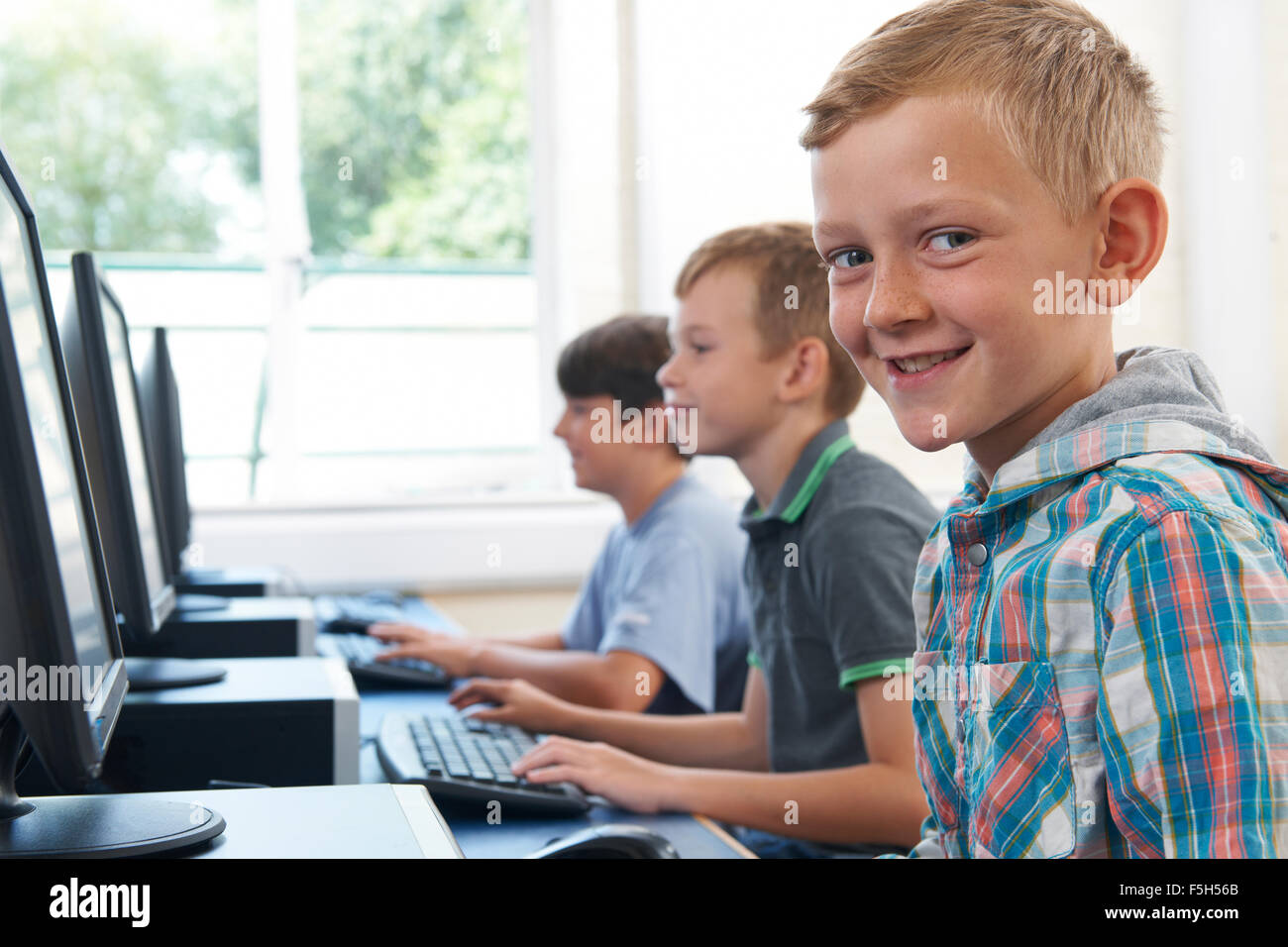 Children in a computer lesson hi-res stock photography and images - Alamy