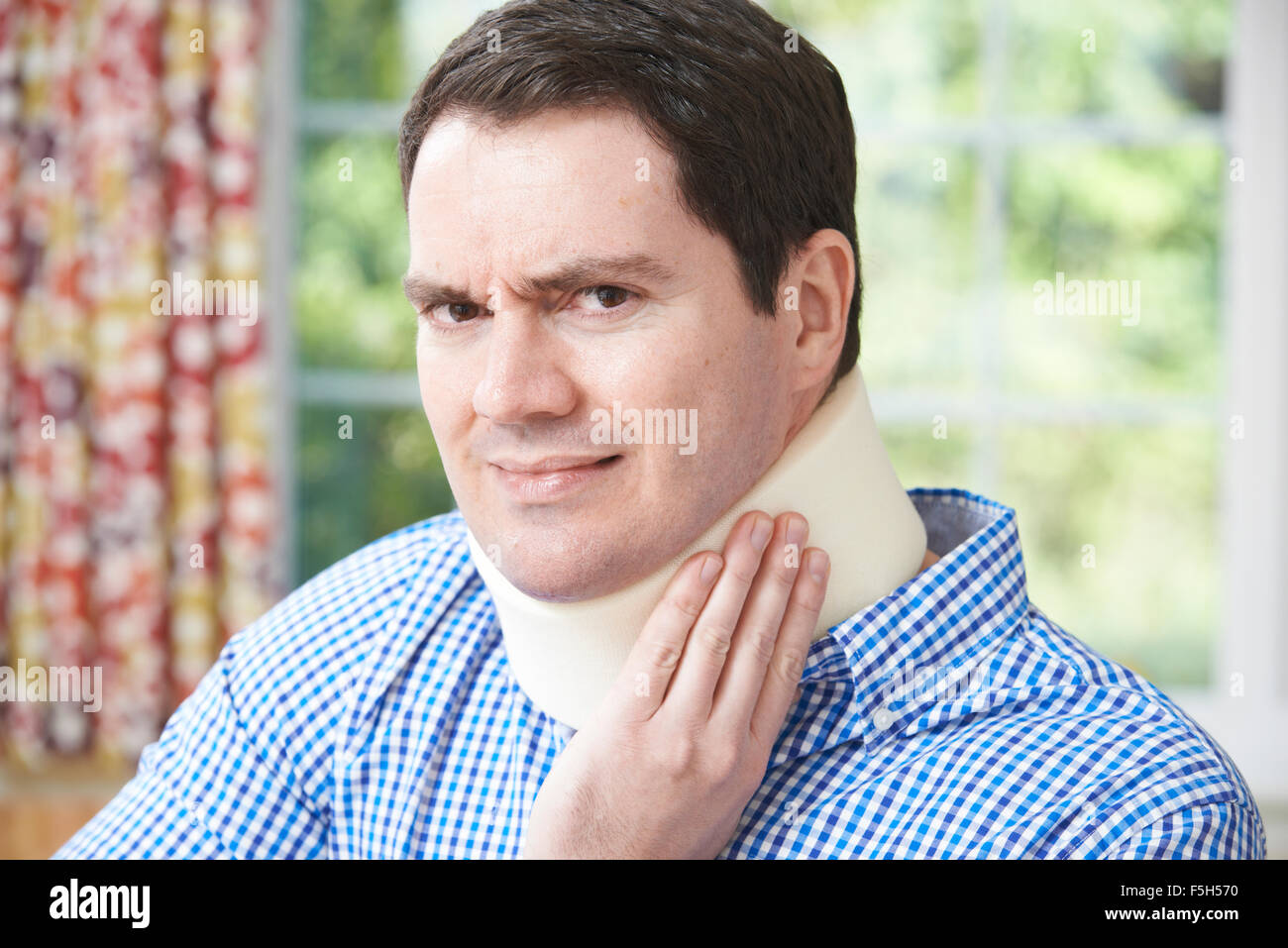Man hand holding surgical face hi-res stock photography and images - Alamy