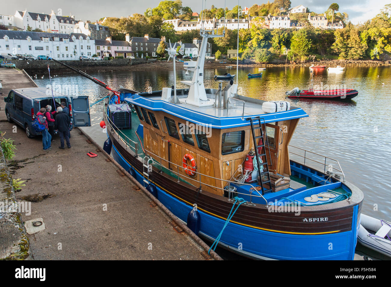 Portree harbour hi-res stock photography and images - Alamy