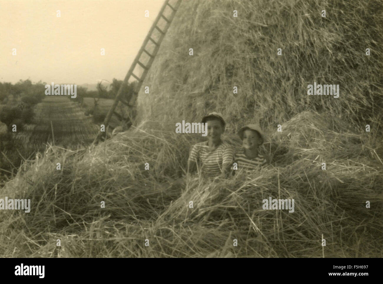 Two children play in the hay hi-res stock photography and images - Alamy