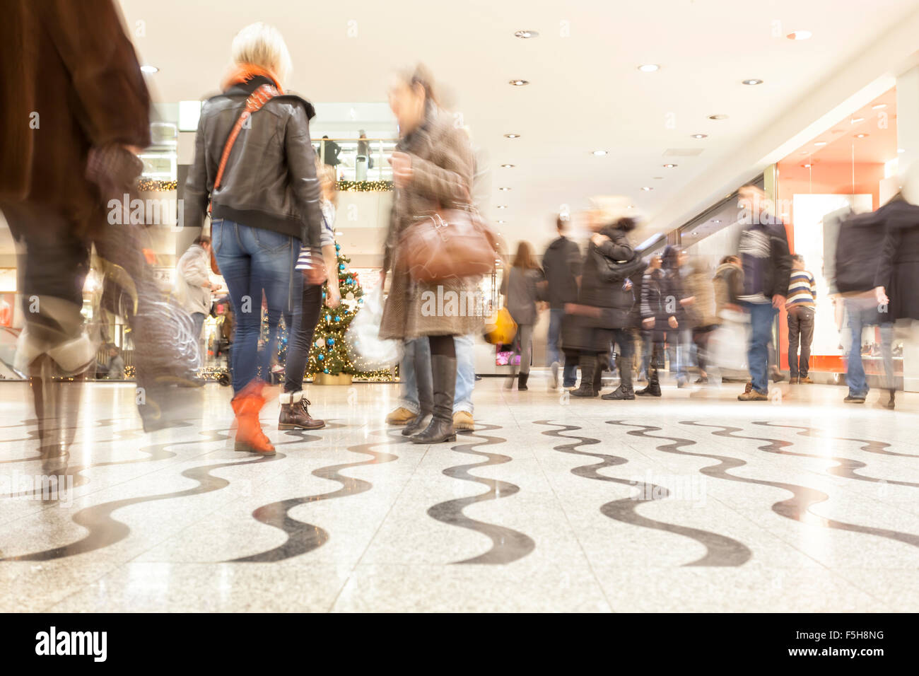 Crowded shopping center blur hi-res stock photography and images - Alamy