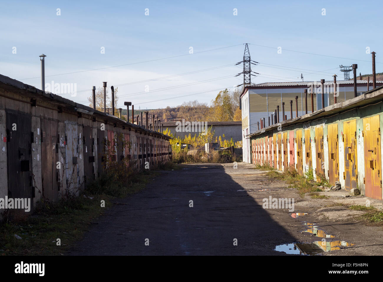 Garages row brick hi-res stock photography and images - Alamy