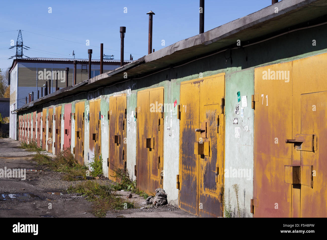 Garages row brick hi-res stock photography and images - Alamy