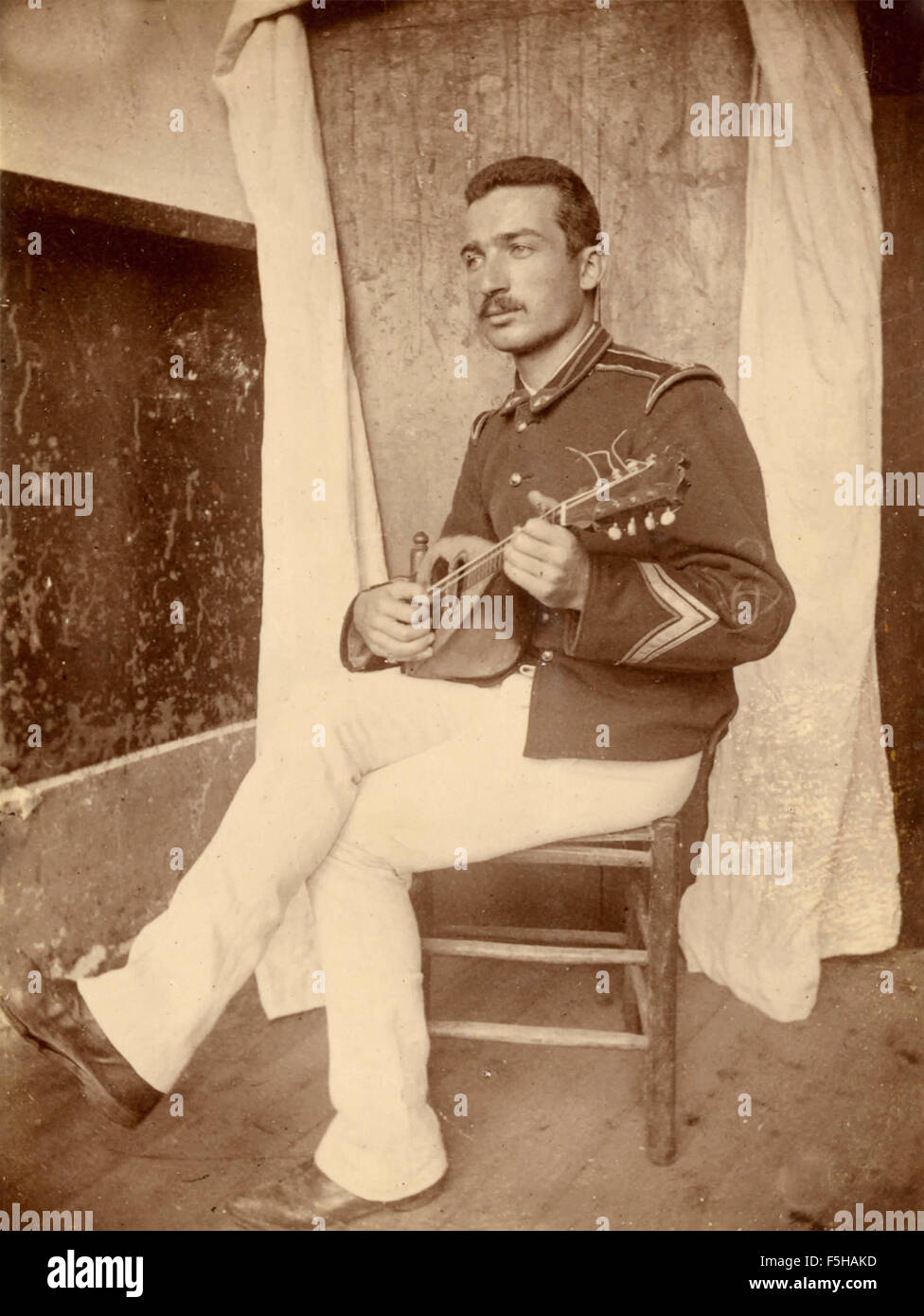 Italian mandolin hi-res stock photography and images - Alamy