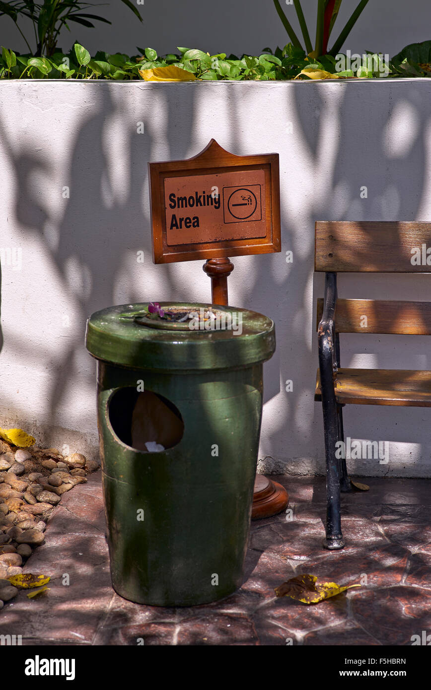 Designated smoking area sign hi-res stock photography and images - Alamy