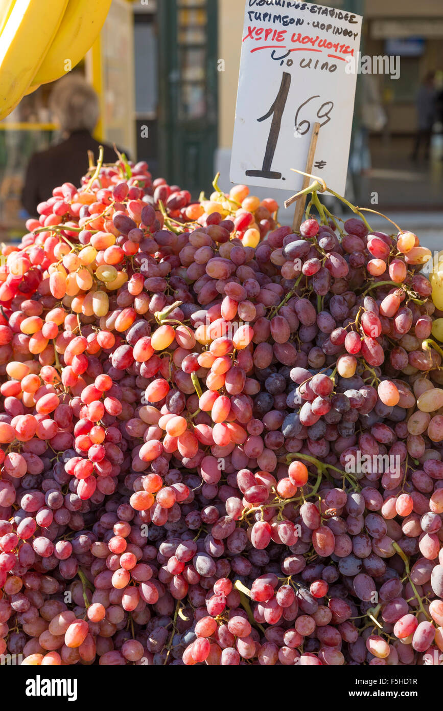Grapes in a market hi-res stock photography and images - Alamy