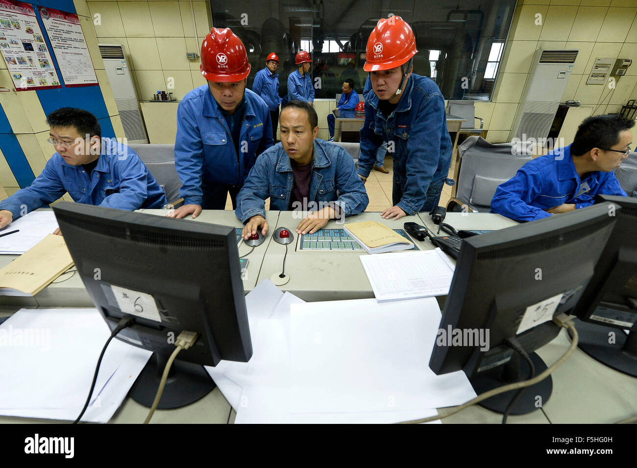 Yinchuan, China's Ningxia Hui Autonomous Region. 5th Nov, 2015. Heating ...