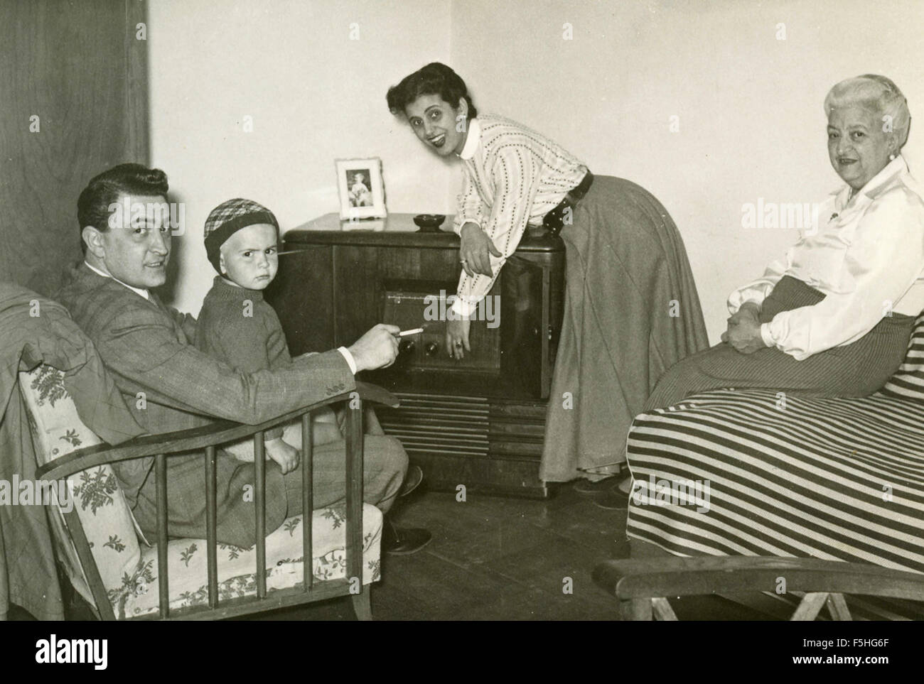 Family radio listening 1940s hi-res stock photography and images - Alamy