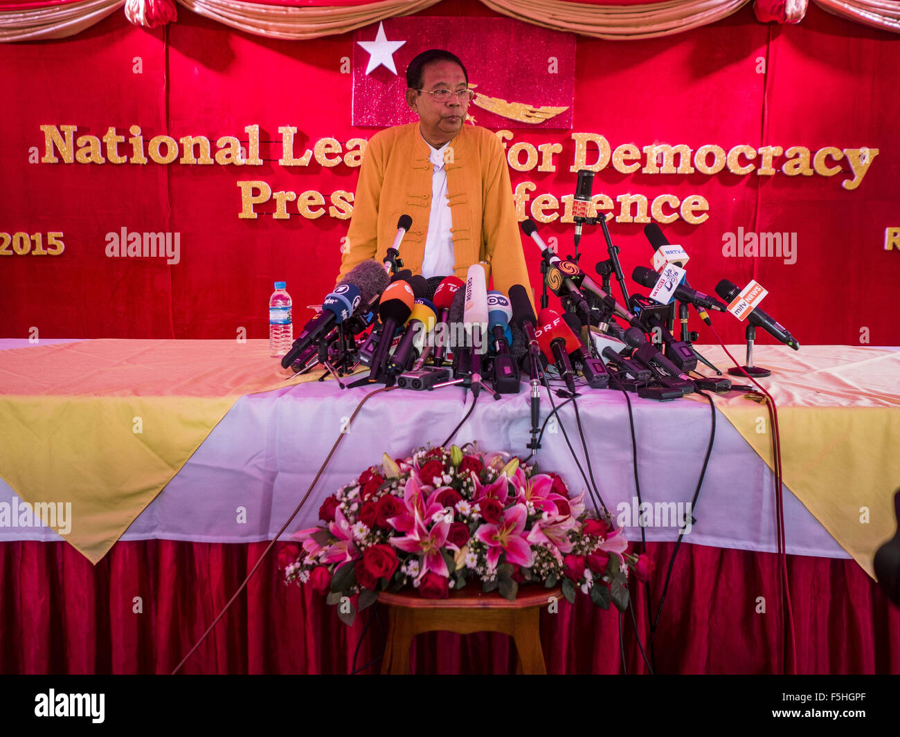 Microphones stands hi-res stock photography and images - Alamy