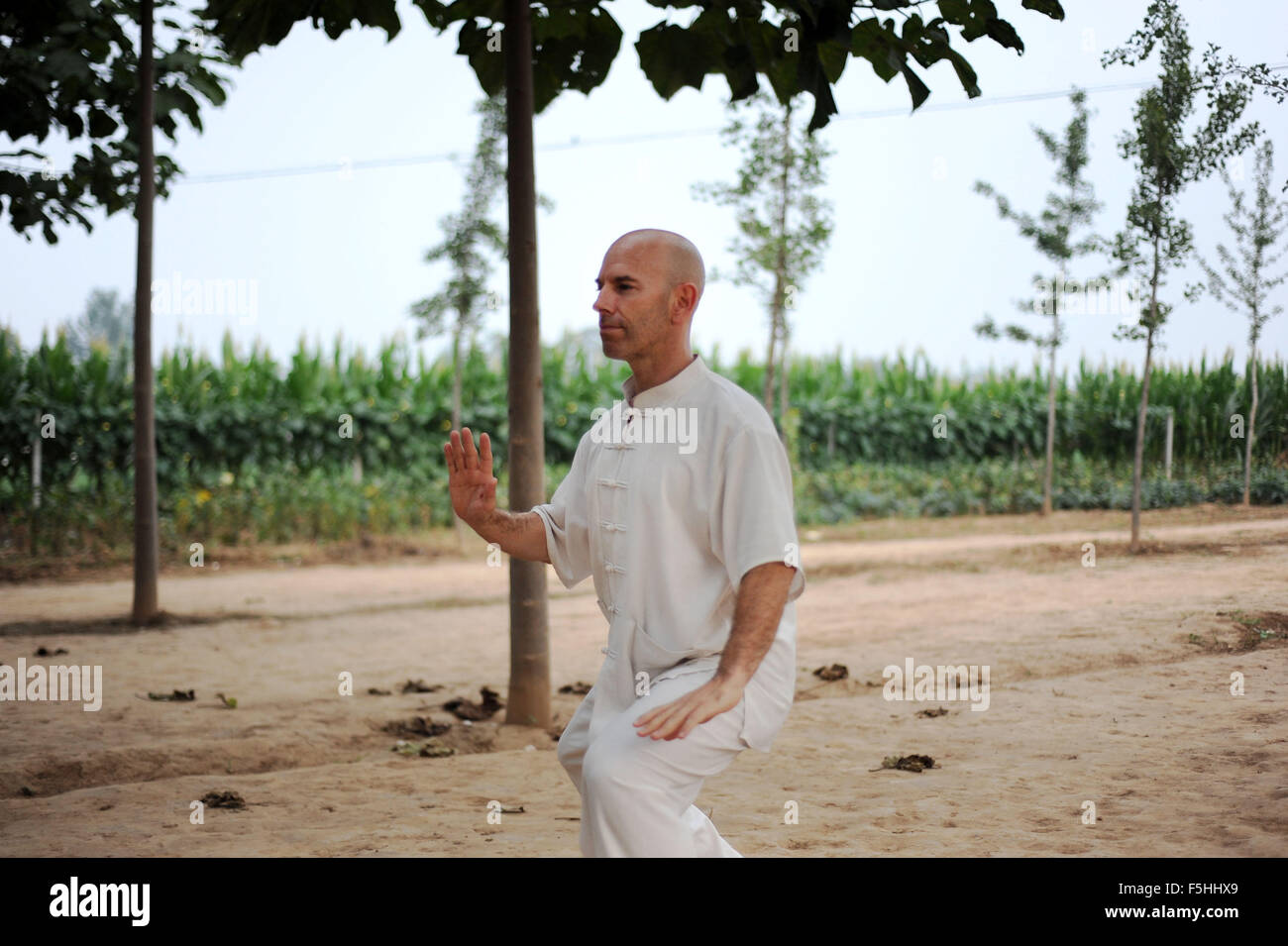 (151105) -- BEIJING, Nov. 5, 2015 (Xinhua) -- A foreigner practices ...