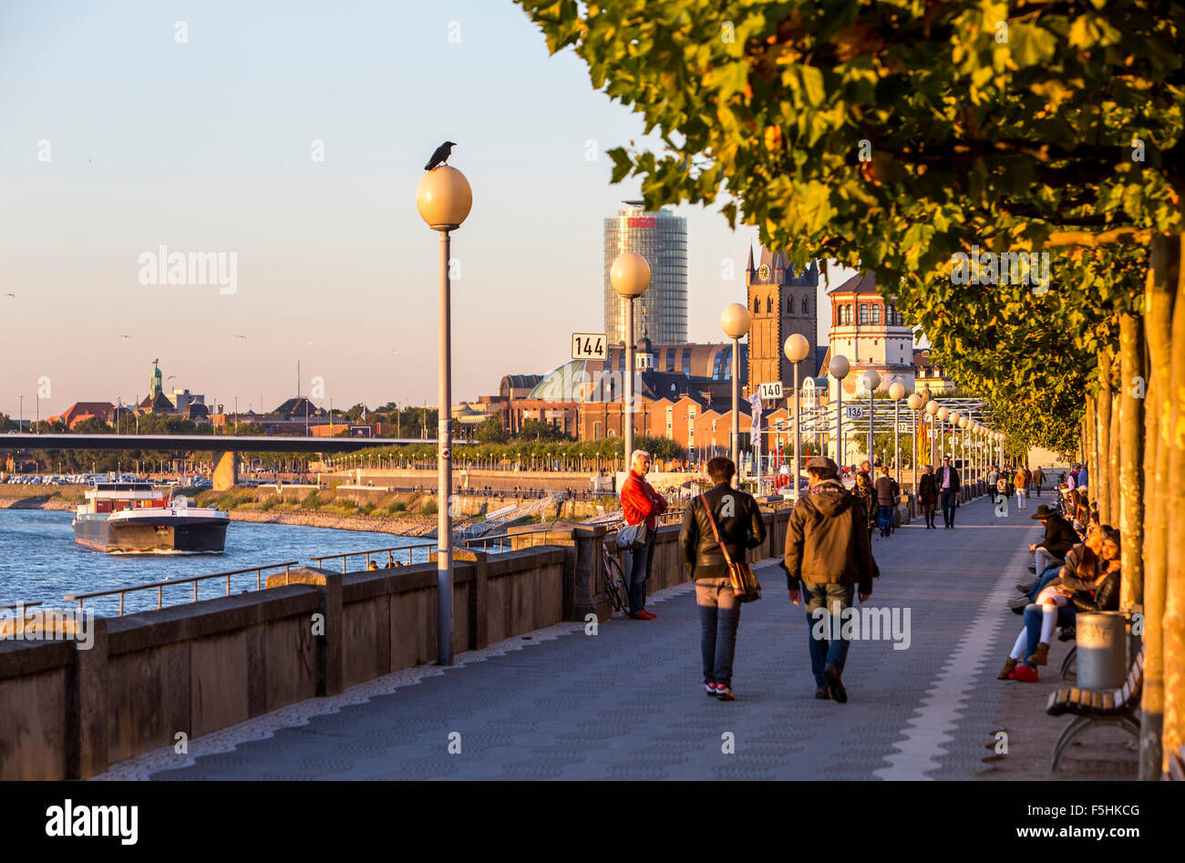 Rhine promenade dusseldorf hi-res stock photography and images - Alamy