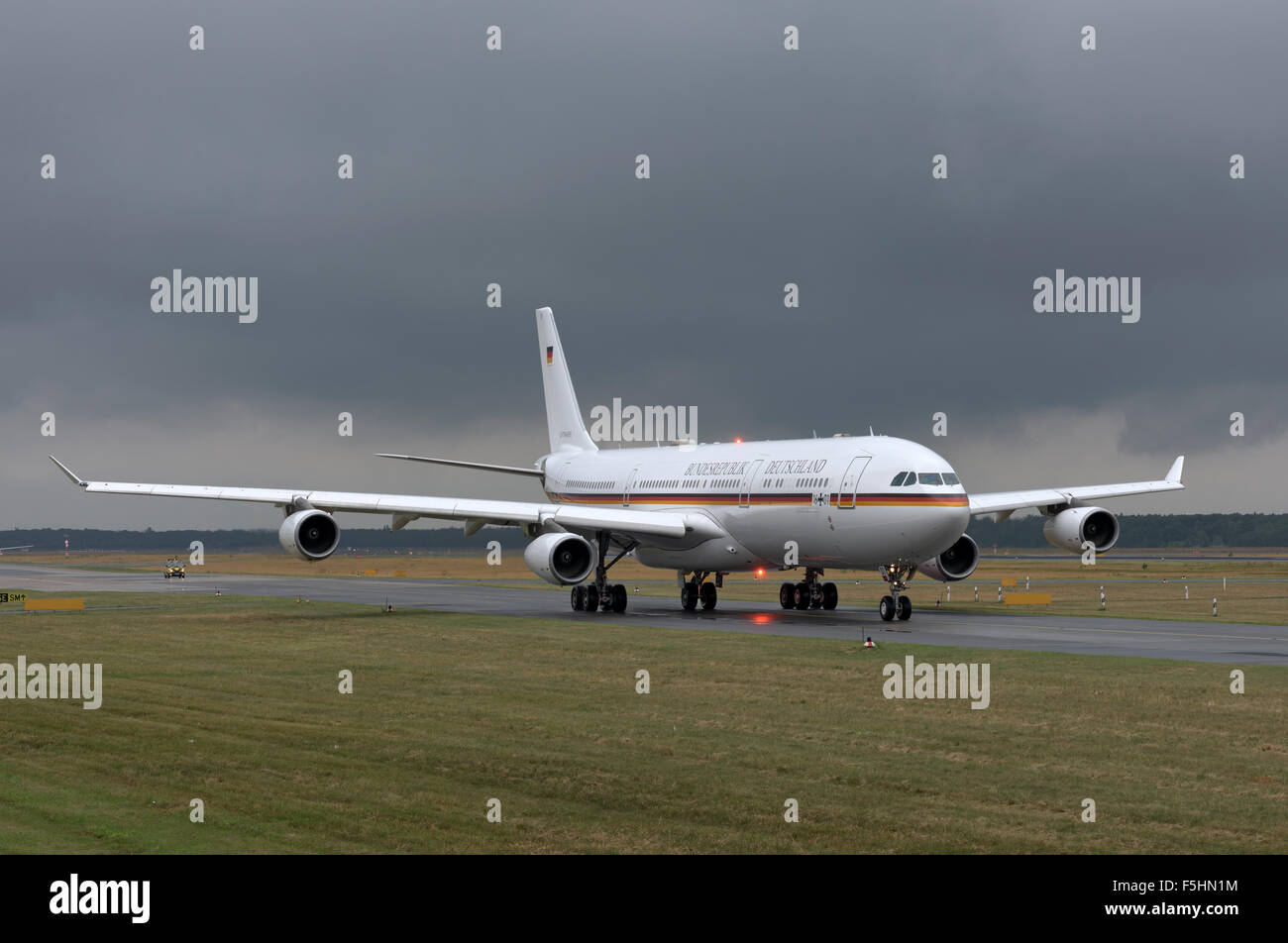 Government aircraft hi-res stock photography and images - Alamy