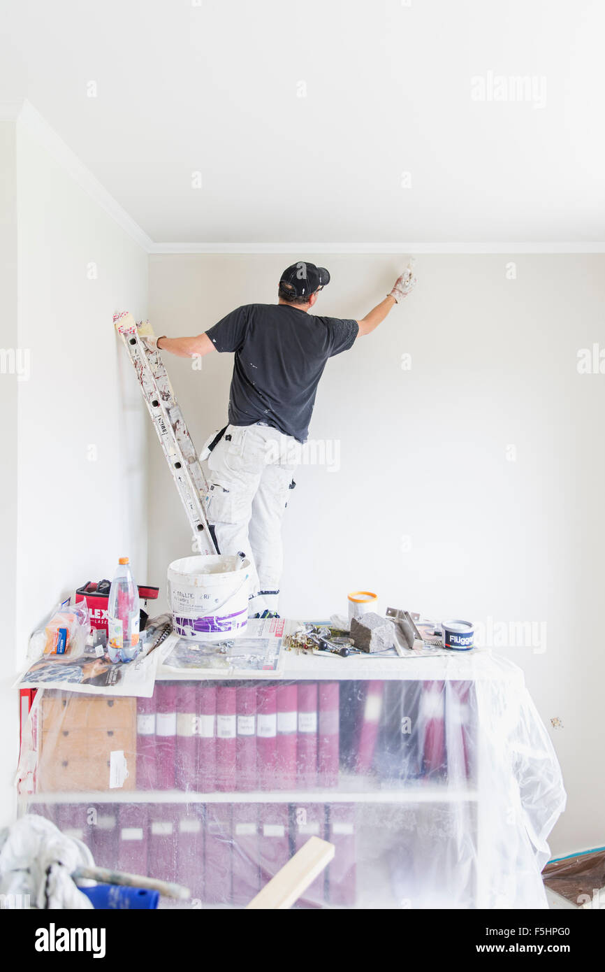 Man only painting wall hi-res stock photography and images - Alamy