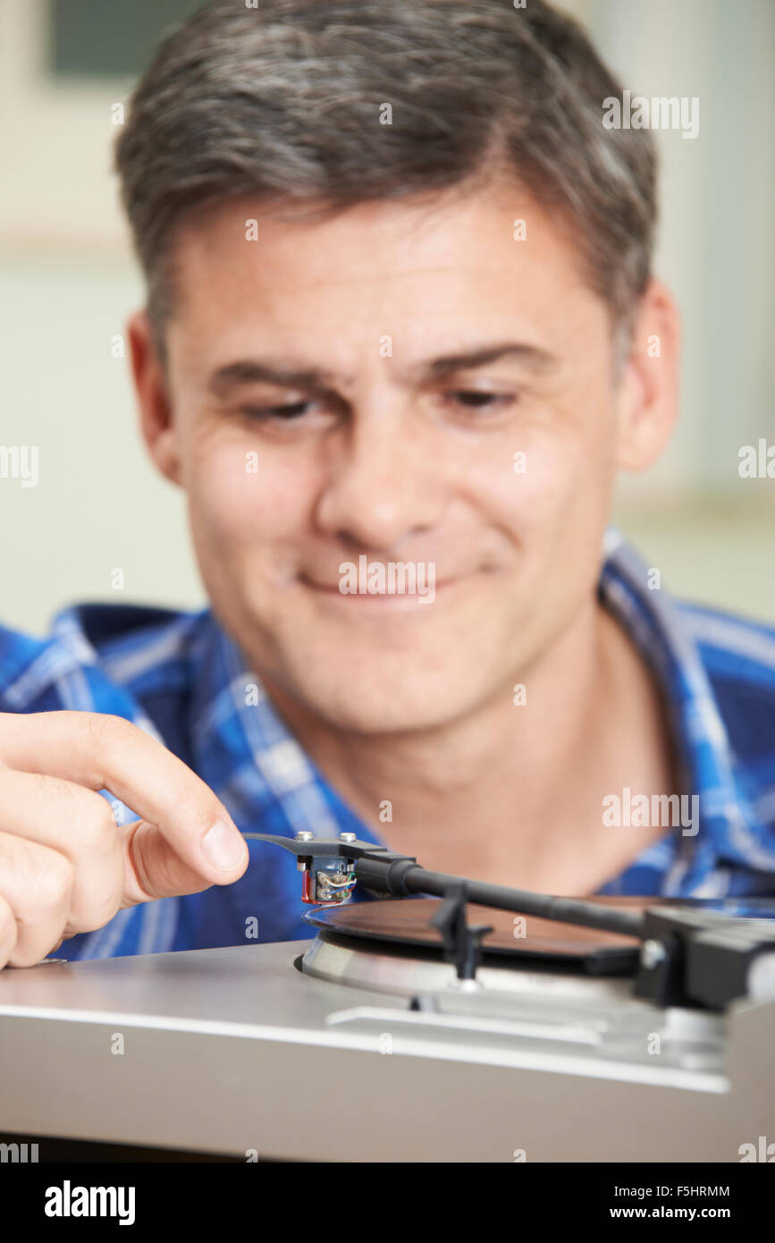 Playing record player hi-res stock photography and images - Alamy