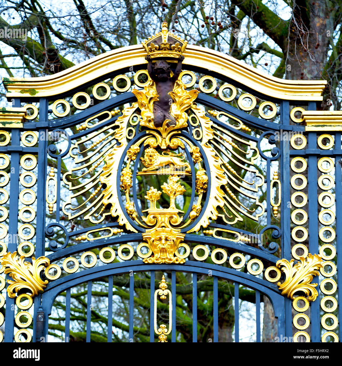 in london england the old metal gate royal palace Stock Photo - Alamy