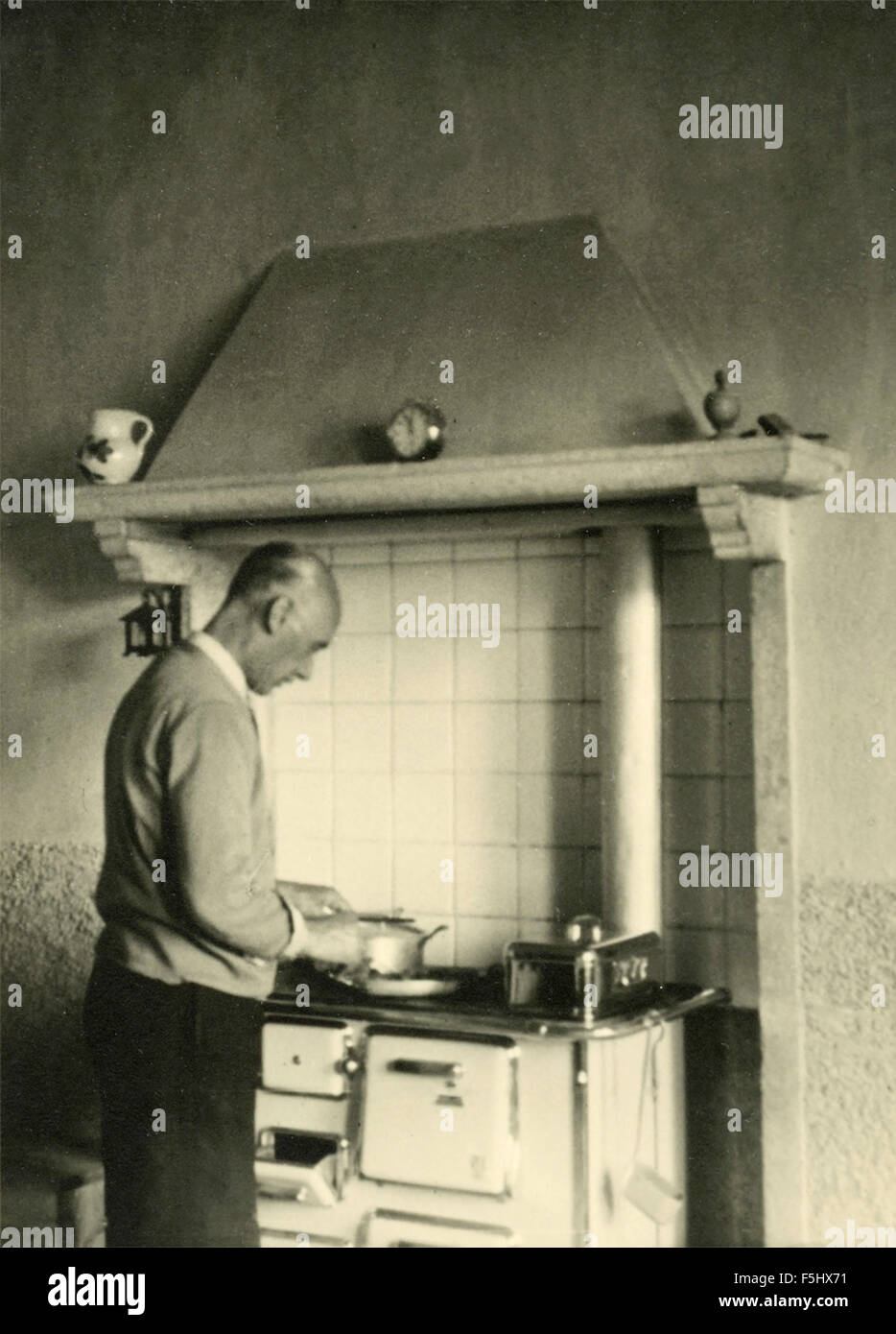 Gas cooker 1950s hi-res stock photography and images - Alamy