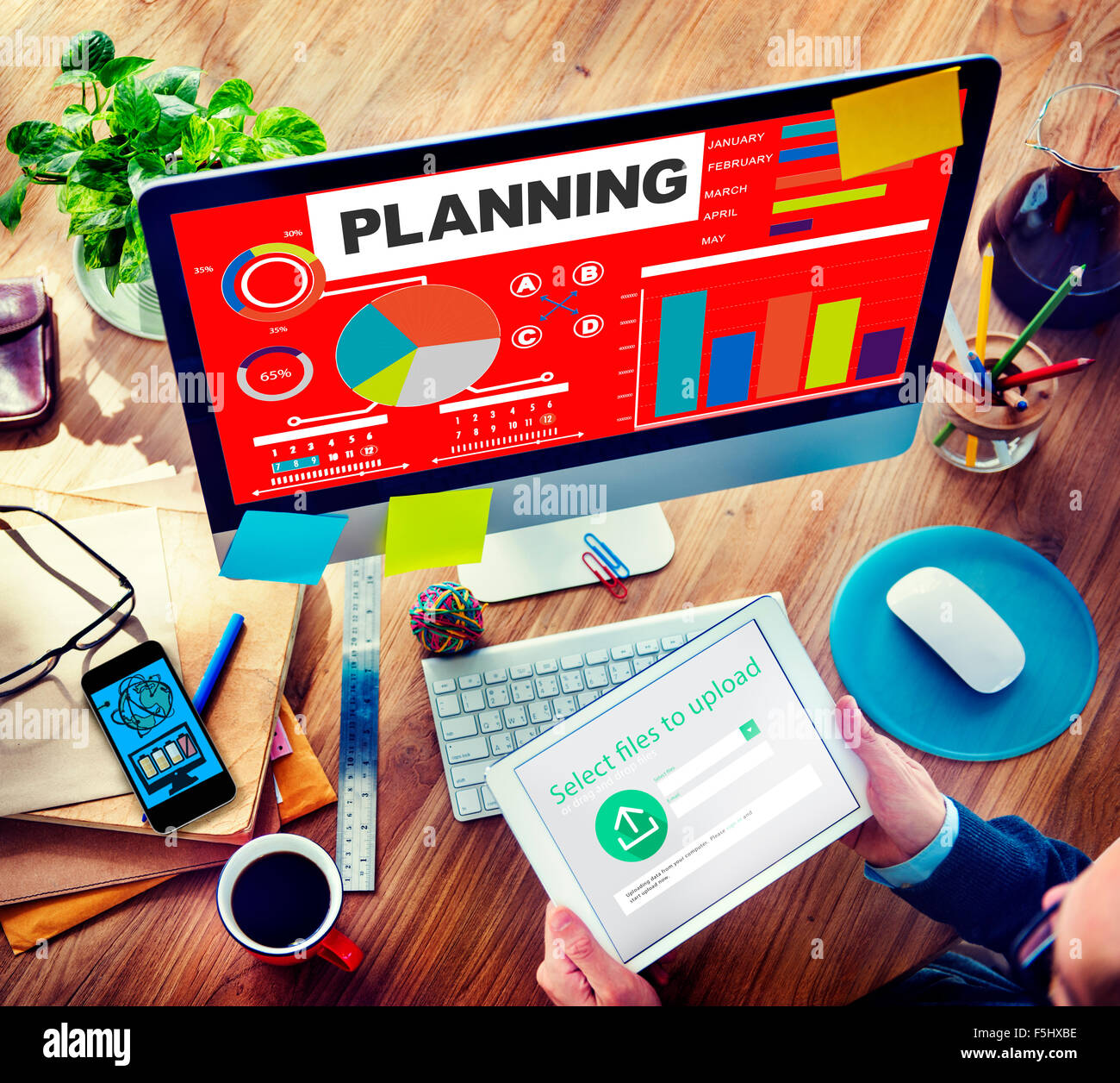 Data bar graph computer screen hi-res stock photography and images - Alamy