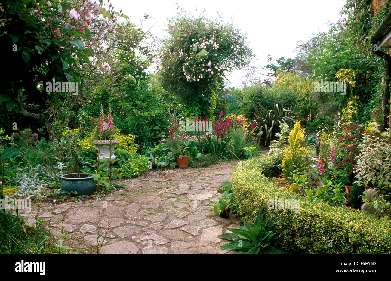 Crazy paving garden hi-res stock photography and images - Alamy