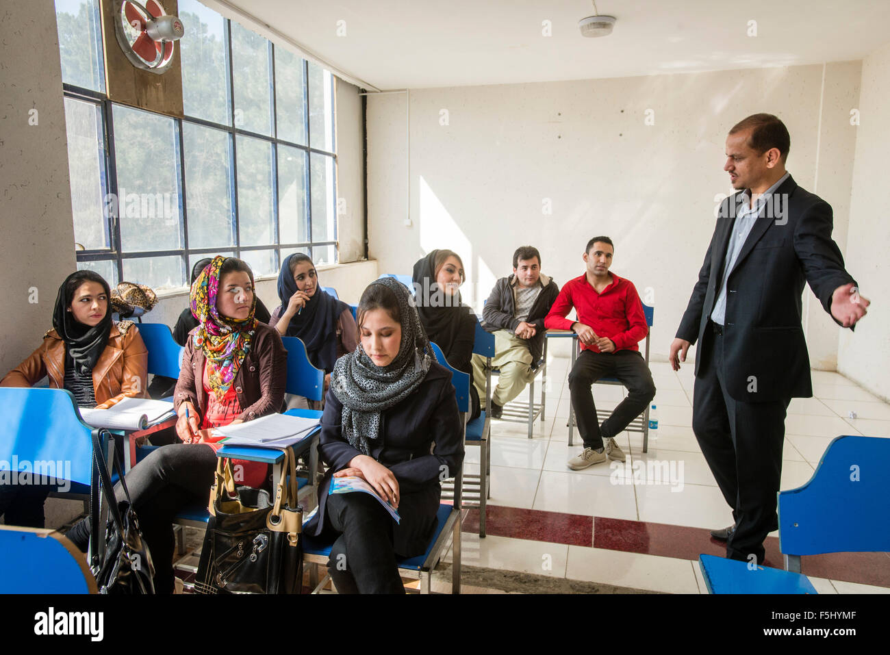 Journalism class in Mashal institute of higher education, Kabul ...