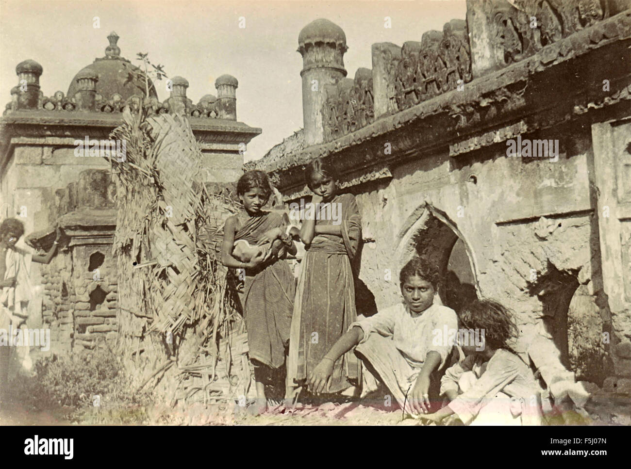 Indian children near an old temple hi-res stock photography and images ...