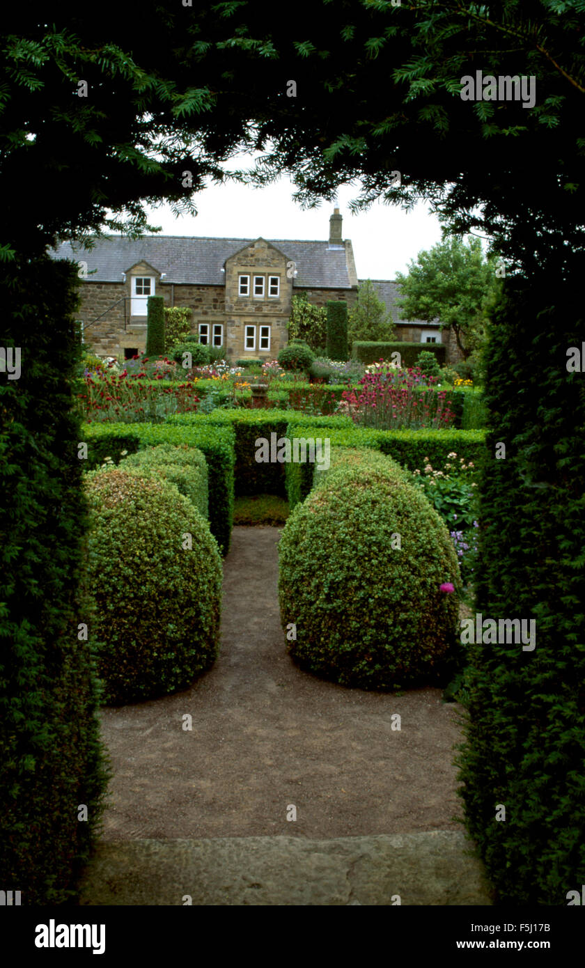 Yew hedge with arch hi-res stock photography and images - Alamy