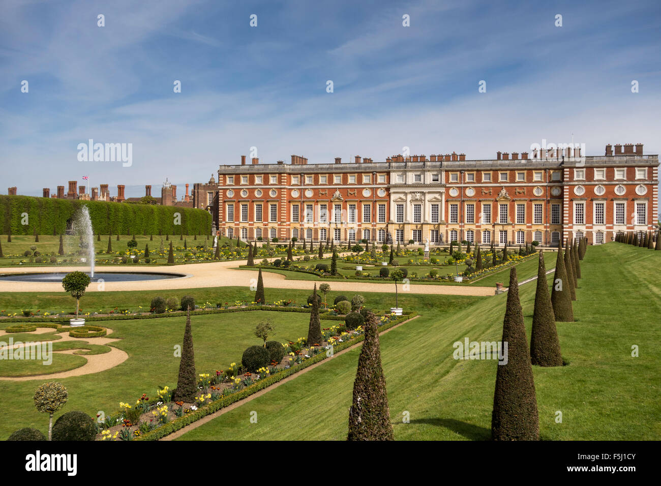 Privy garden hampton court palace hi-res stock photography and images ...