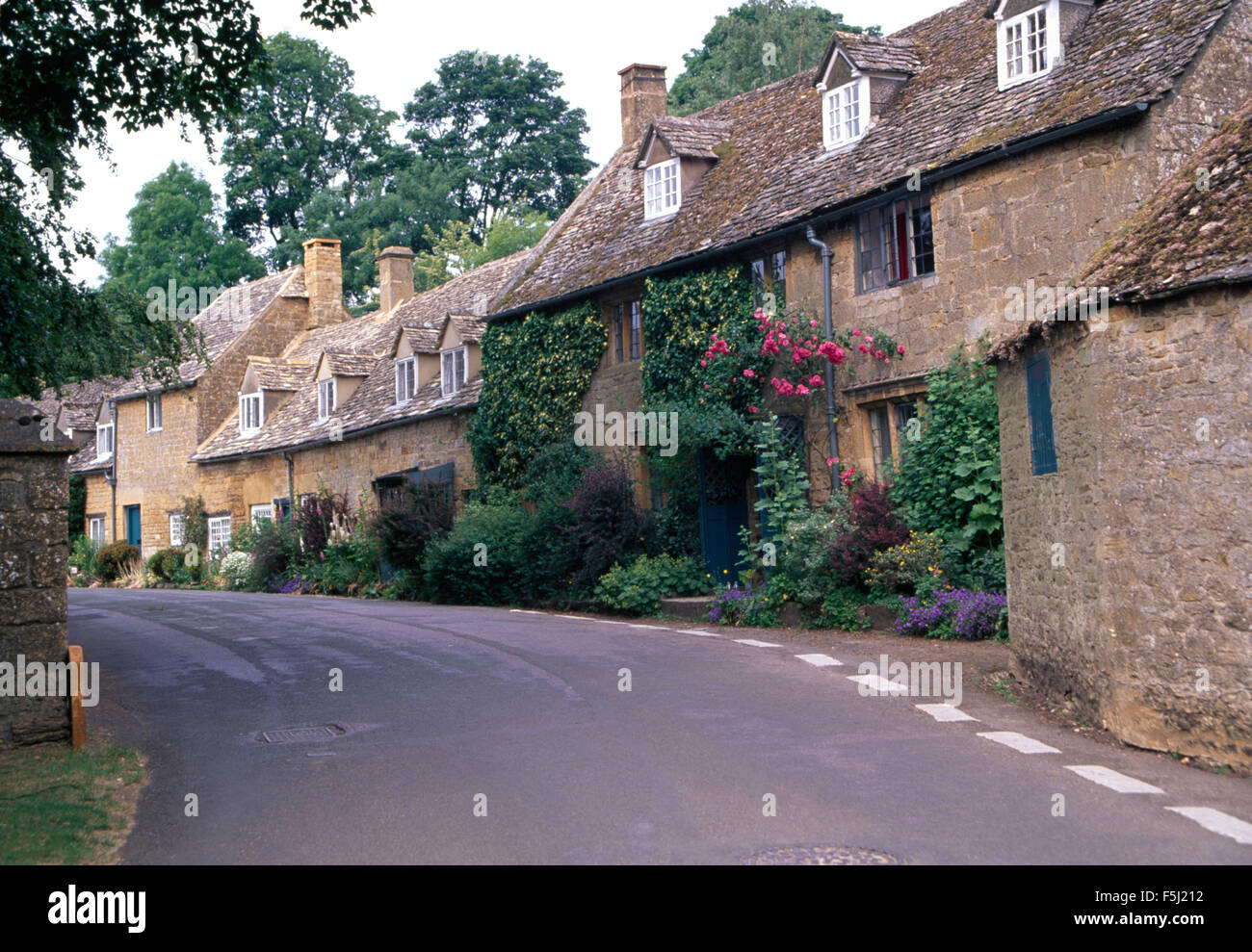 Old stone cottages hi-res stock photography and images - Alamy