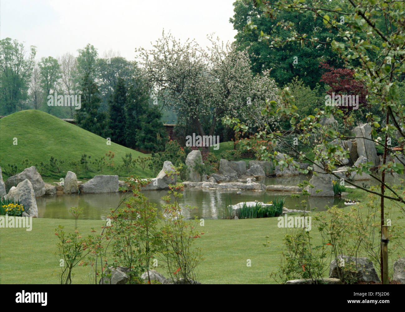 Large rocks around pond hi-res stock photography and images - Alamy