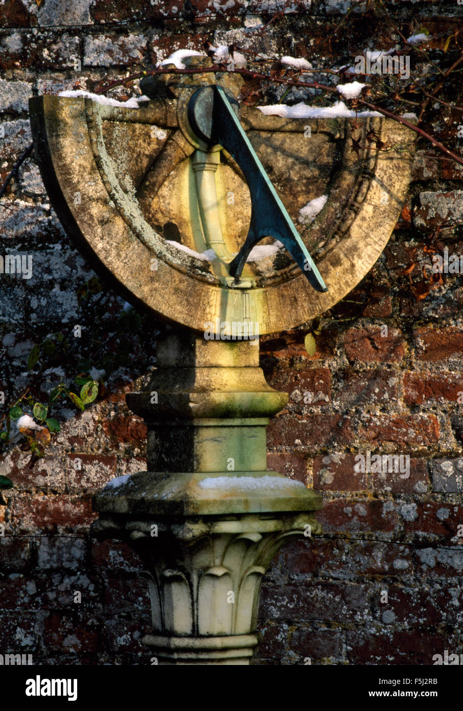 Antique sundials hi-res stock photography and images - Alamy