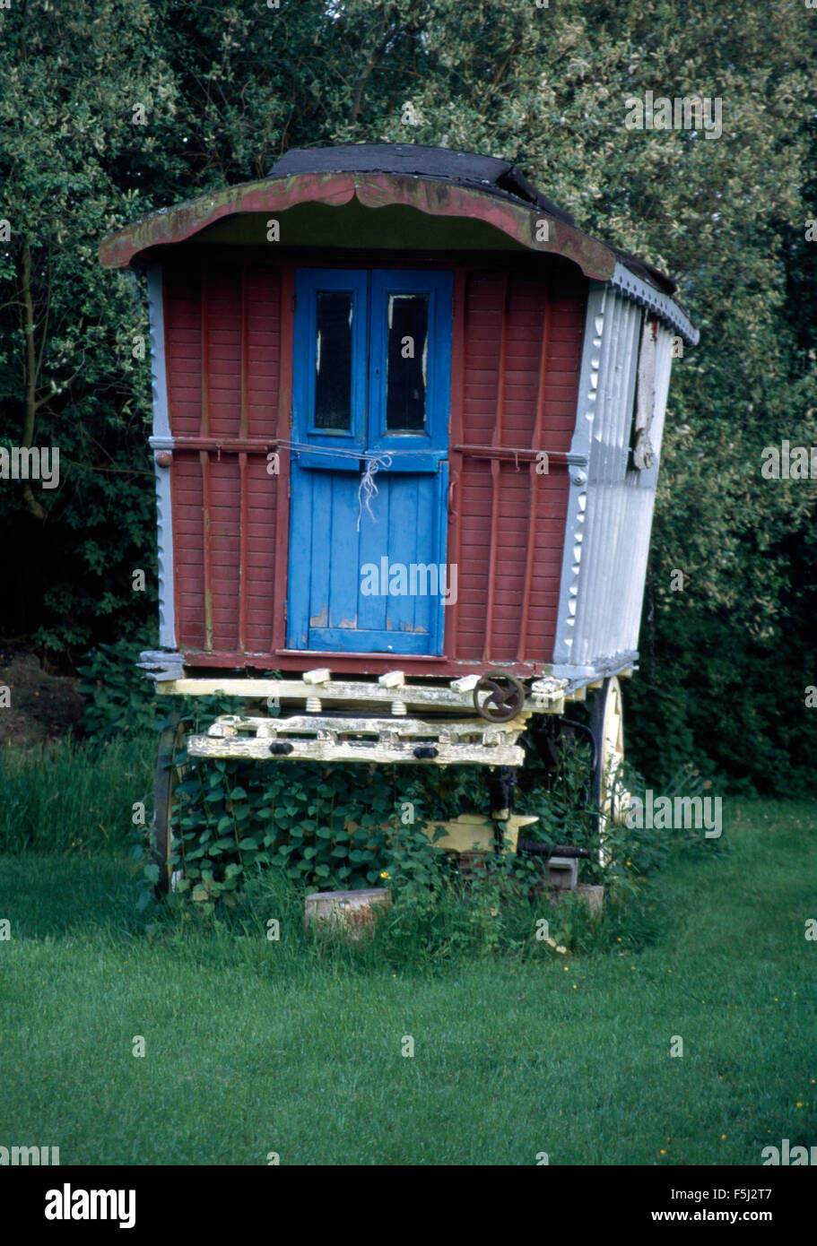 A traditional, painted wooden Romany caravan Stock Photo - Alamy
