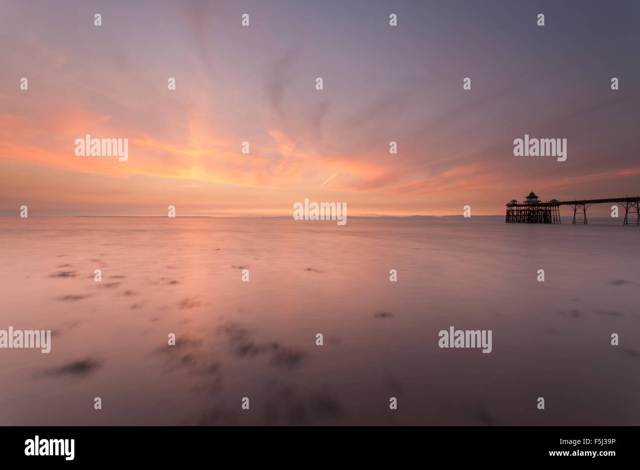 Clevedon pier sun hi-res stock photography and images - Alamy