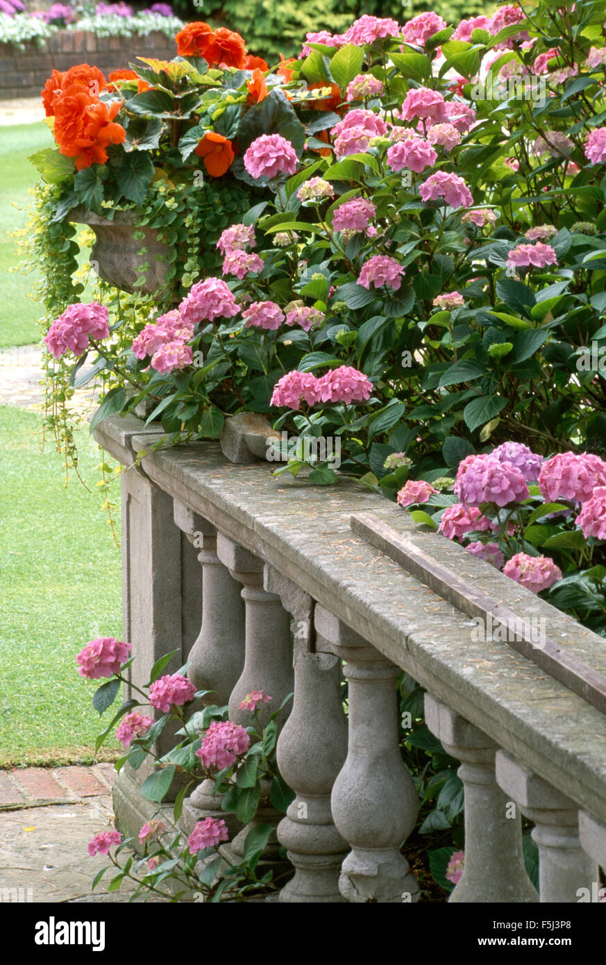 Stone balustrade garden hi-res stock photography and images - Alamy