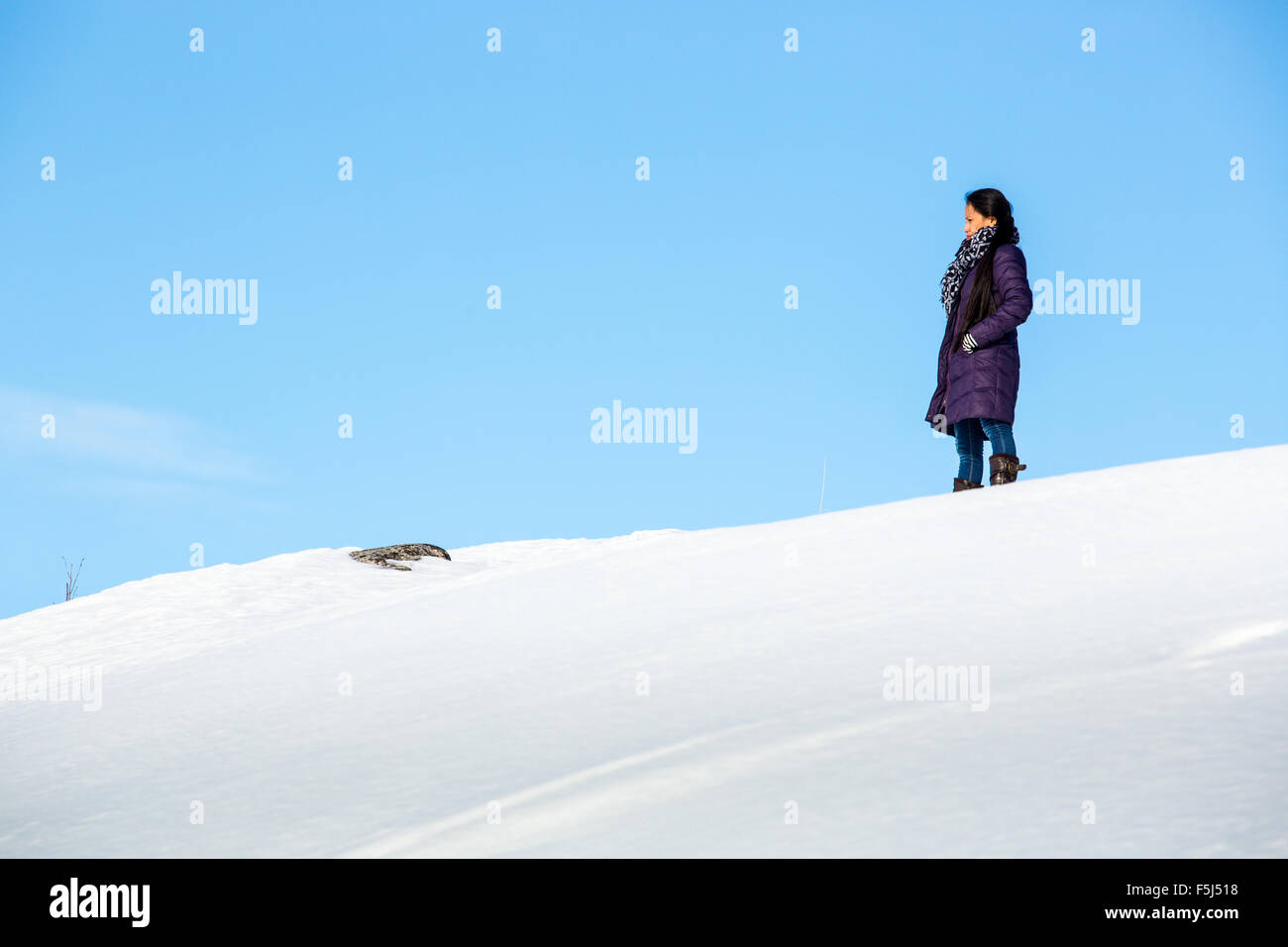 Female outdoor exercise in cold weather in winter Stock Photo - Alamy