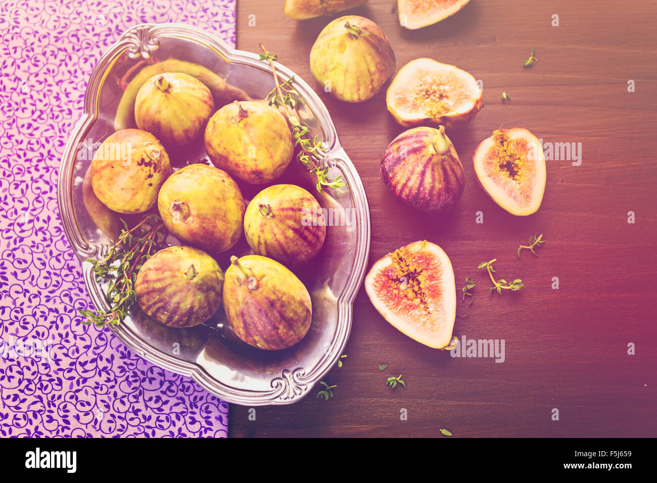 Organic California figs on wood table Stock Photo - Alamy