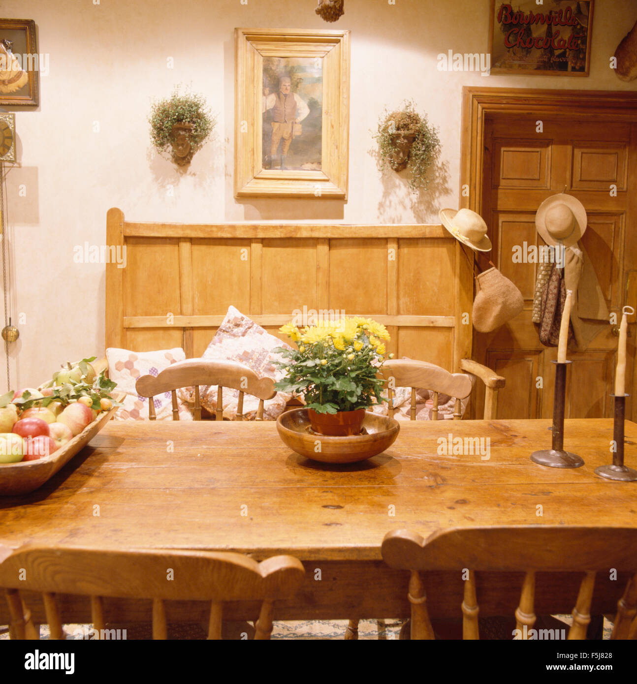 Vintage pine table and settle in an eighties dining room Stock Photo ...