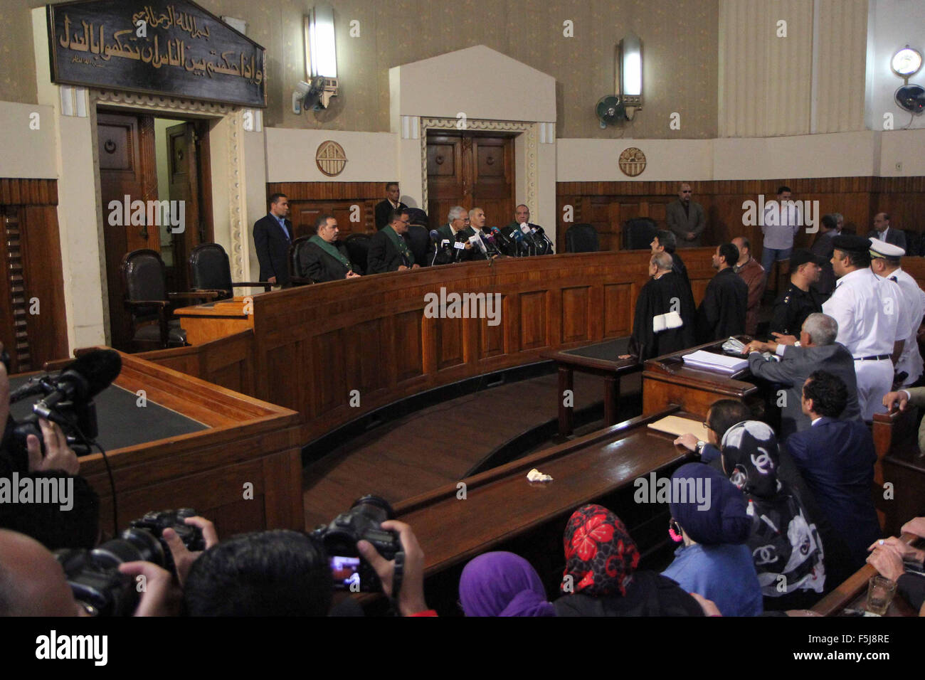 Cairo, Egypt. 5th Nov, 2015. Judges read a note at a court where the ...
