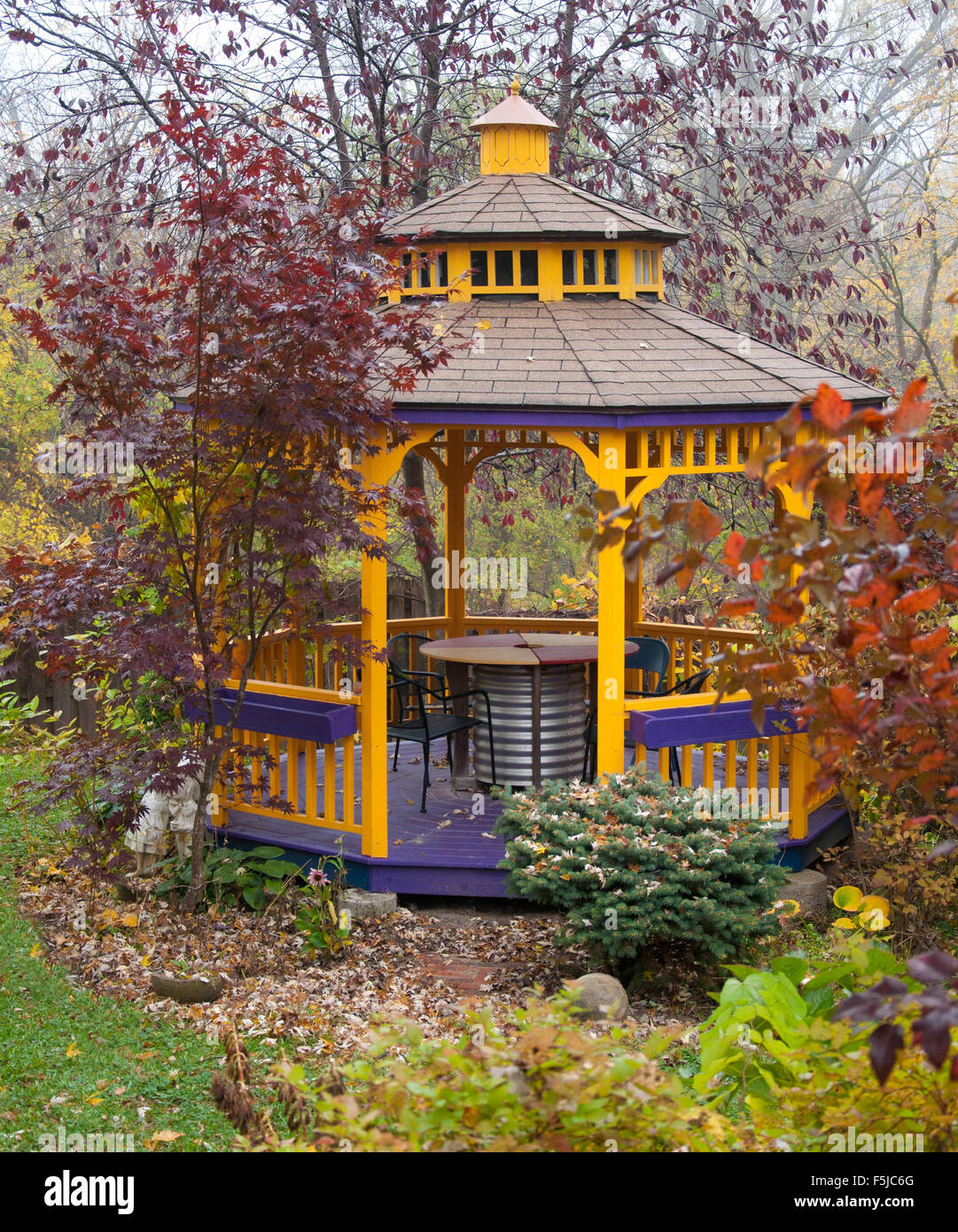 Gazebo in the garden hi-res stock photography and images - Alamy