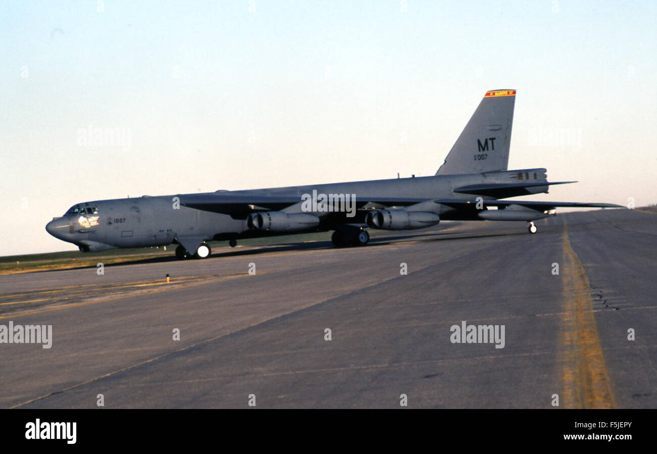 Boeing b 52h 61 0007 5bw minot hi-res stock photography and images - Alamy