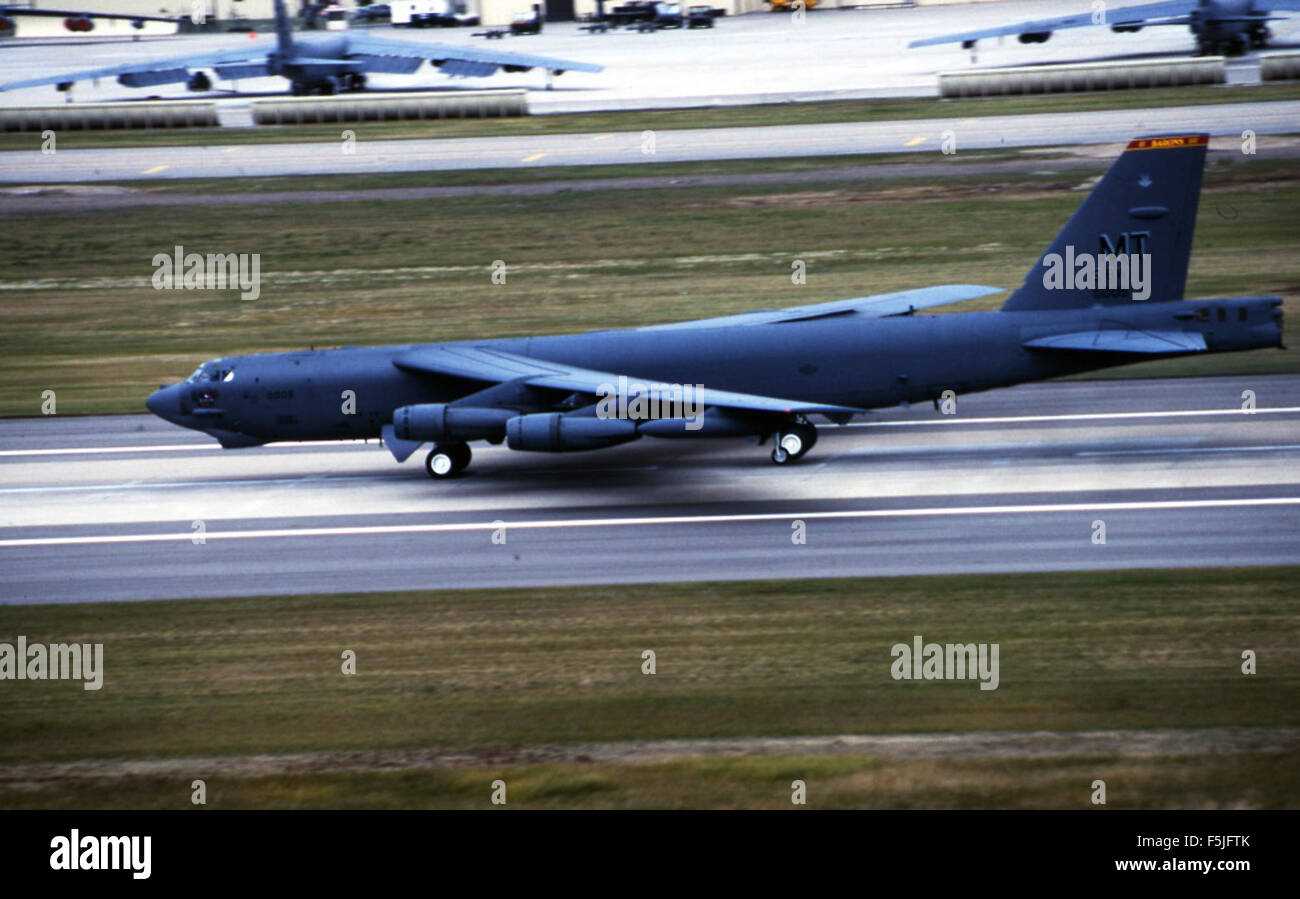 Boeing b 52h hi-res stock photography and images - Alamy