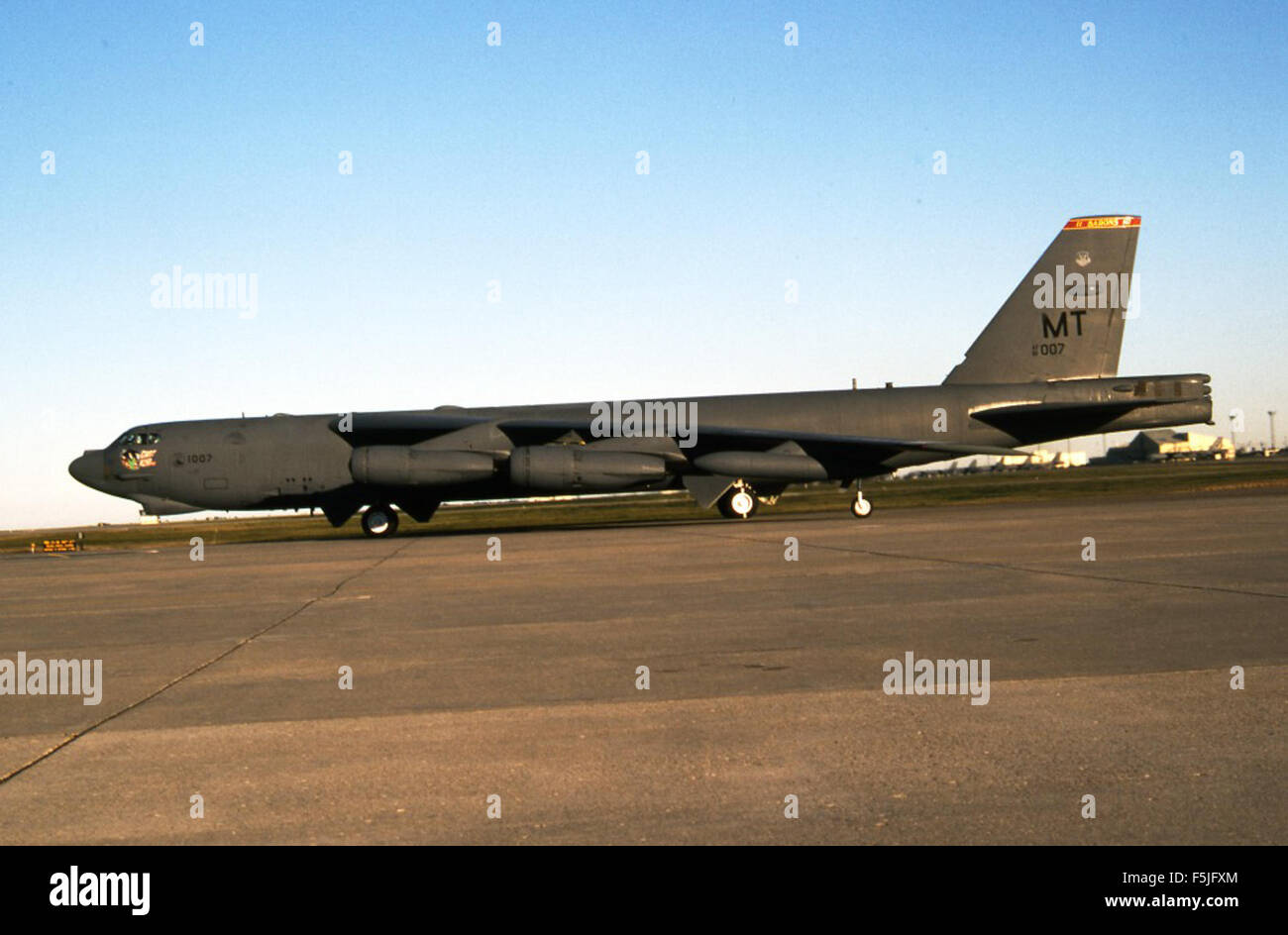 Boeing b 52h 61 0007 5bw minot hi-res stock photography and images - Alamy