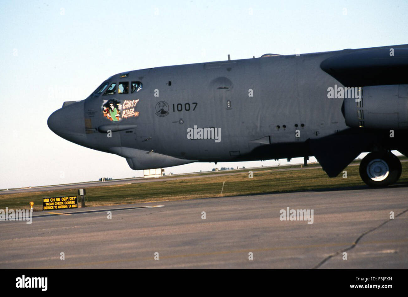 Boeing b 52h 61 0007 5bw minot hi-res stock photography and images - Alamy