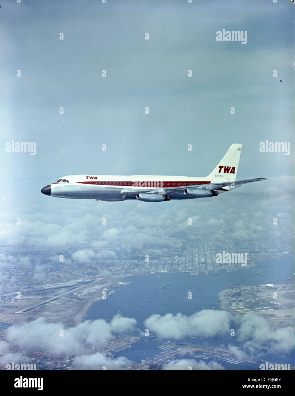 Convair 880 801-61 TWA in flight 1961 Stock Photo - Alamy