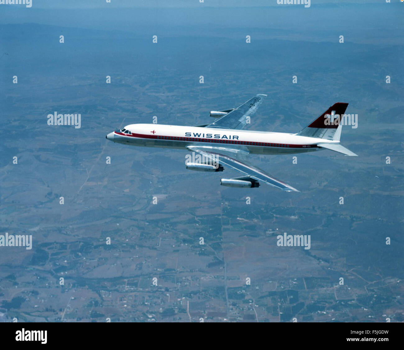 Convair 880 in flight hi-res stock photography and images - Alamy