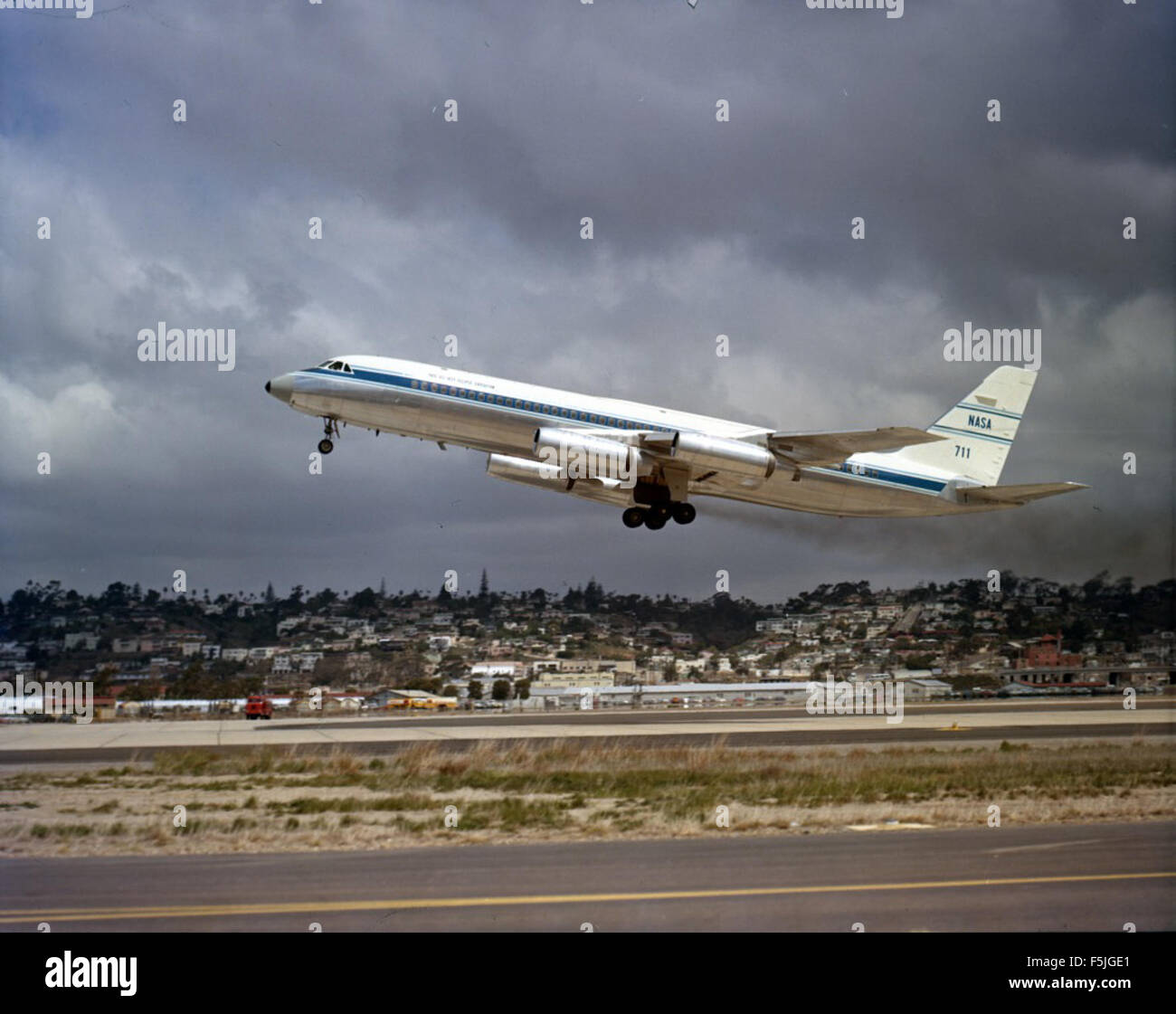Convair 880-36 NASA in flight Stock Photo - Alamy