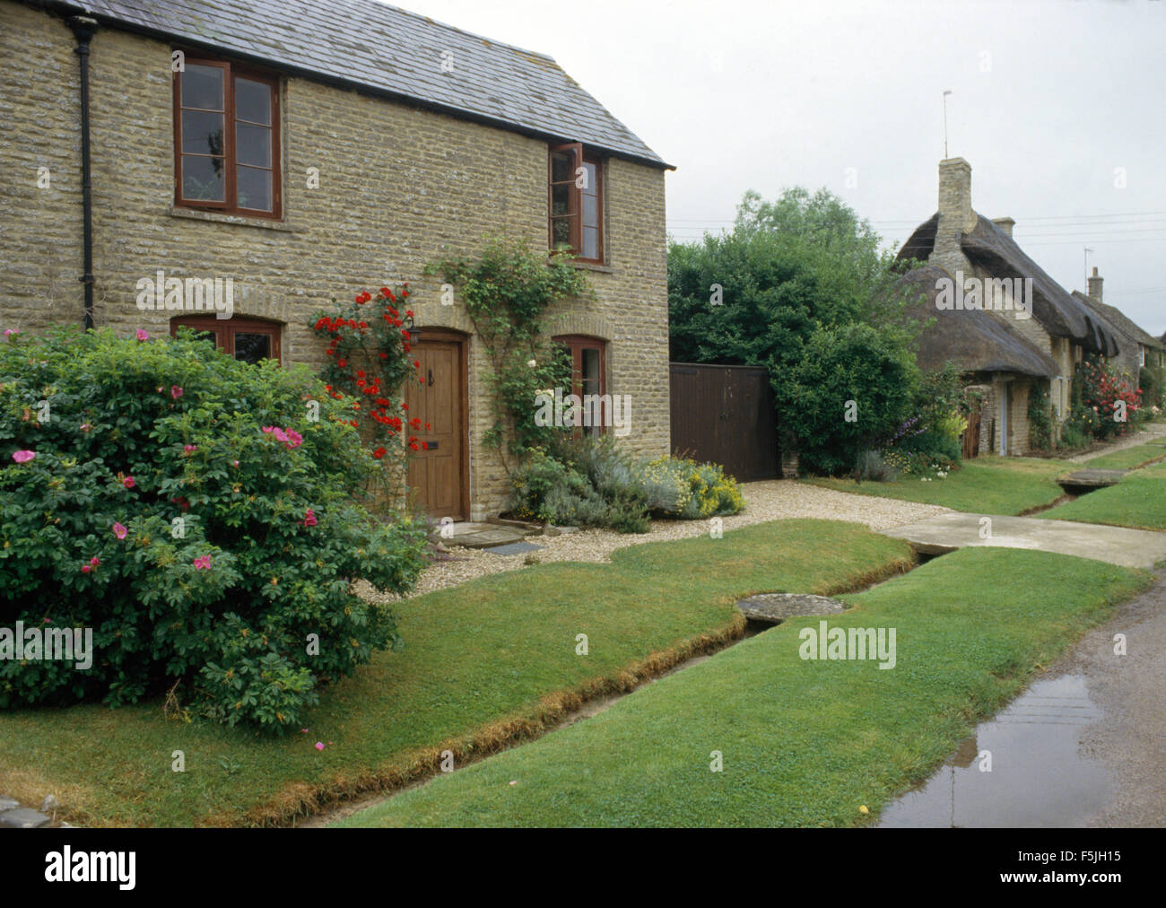 Cottage windows hi-res stock photography and images - Alamy