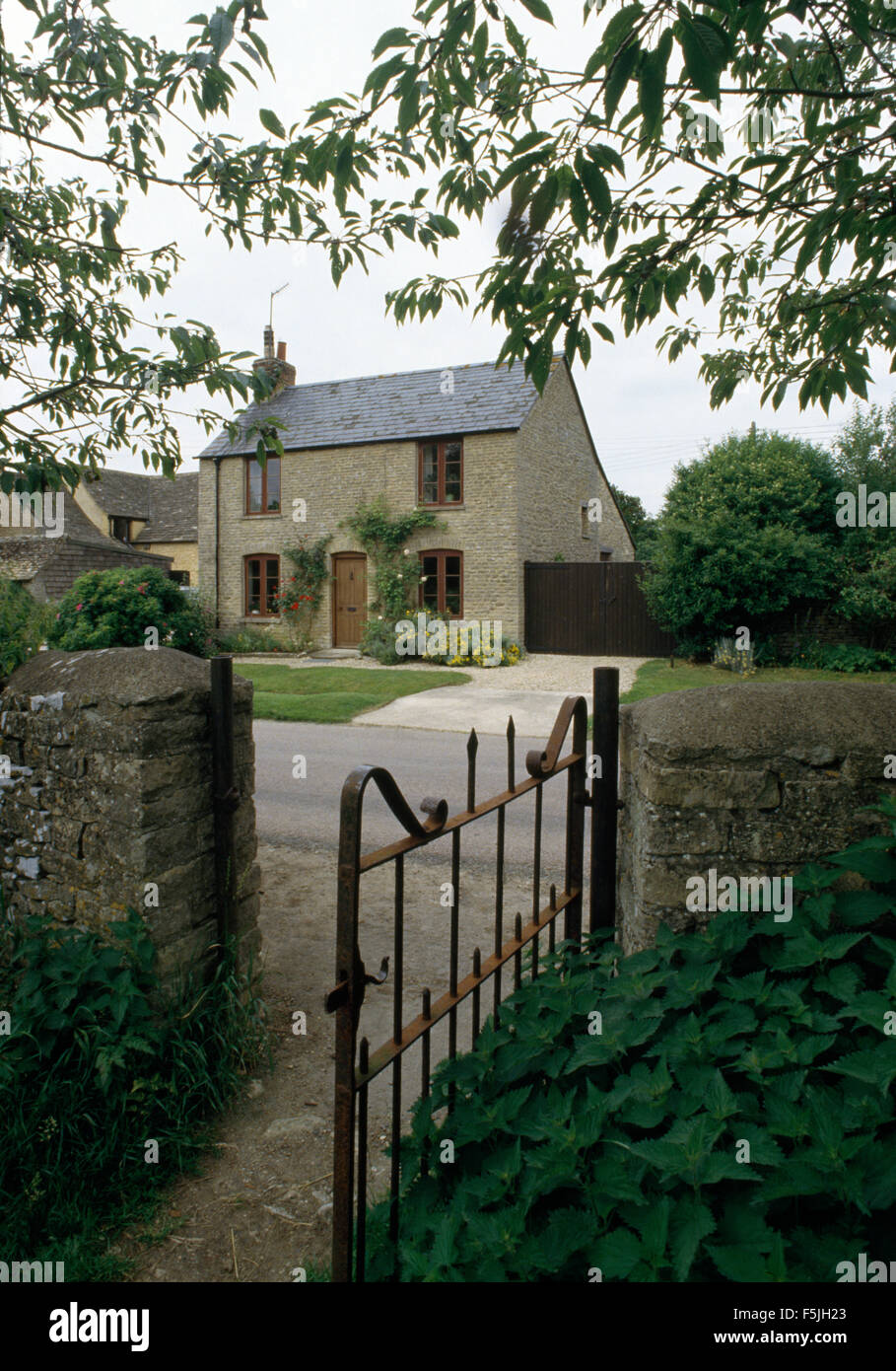 Country cottage gate hi-res stock photography and images - Alamy
