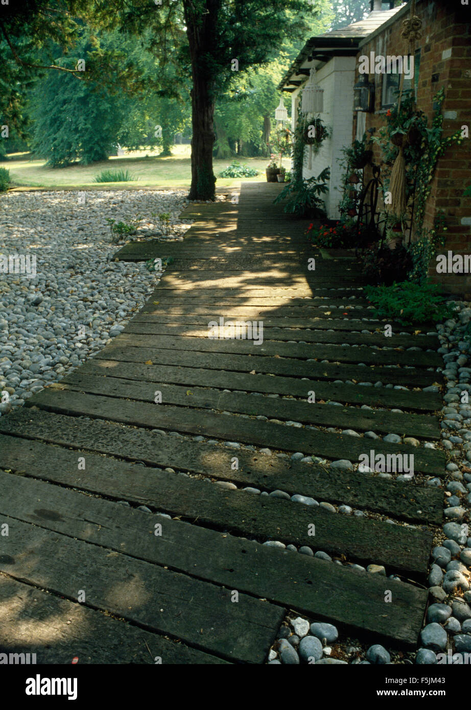 Decking garden path hi-res stock photography and images - Alamy
