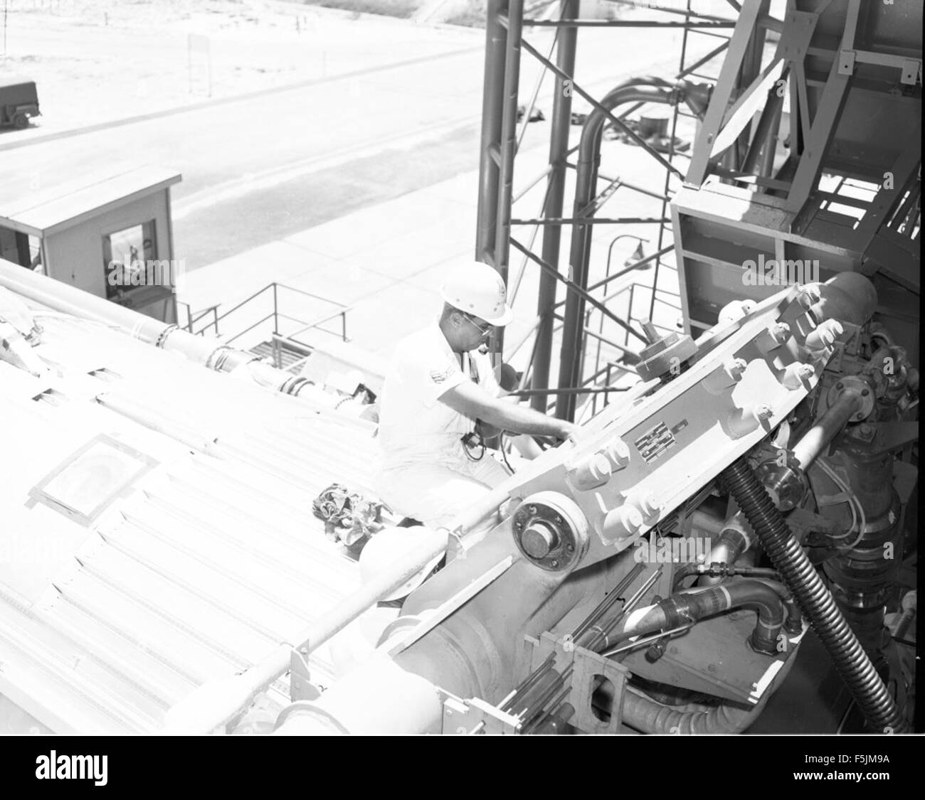 The Atlas 7F depicts a scene of workers assembling the 7F model ...